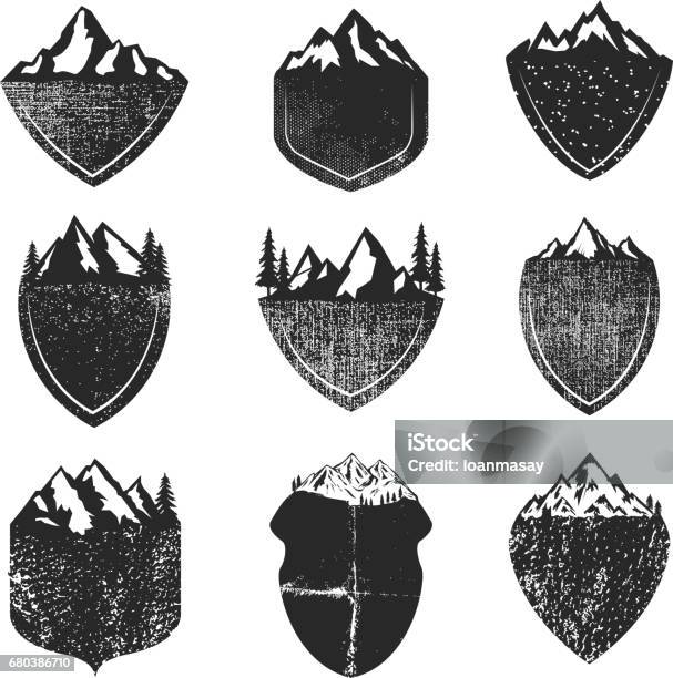 Grunge 套徽章與孤立的白色背景上的山albel 會徽 標誌的設計項目向量圖向量圖形及更多露營圖片 露營 山 復古風格 Istock