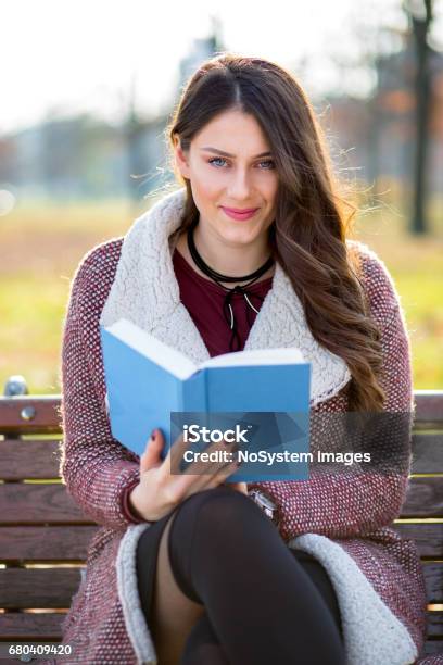 Gadis Cantik Membaca Buku Di Taman Umum Foto Stok - Unduh Gambar ... Gadis Cantik Membaca Buku Di Taman Umum Foto Stok - Unduh Gambar ...