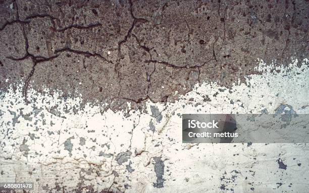 Tekstur Putih Dan Abuabu Dinding Beton Retak Setengah Dicat Dengan Cat Putih Usang Foto Stok