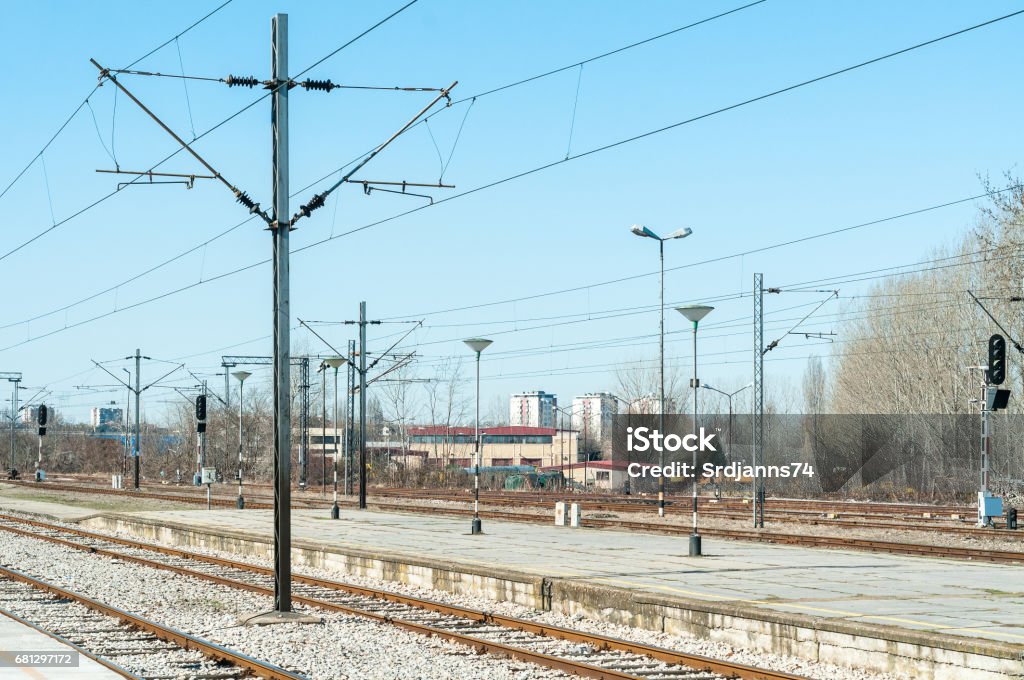 Stasiun Kereta Api Tiang Logam Pasokan Listrik Dengan Kabel Listrik ... Stasiun Kereta Api Tiang Logam Pasokan Listrik Dengan Kabel Listrik ...