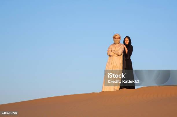 Pasangan Dengan Pakaian Tradisional Di Gurun Dekat Dubai Foto Stok ... Pasangan Dengan Pakaian Tradisional Di Gurun Dekat Dubai Foto Stok ...