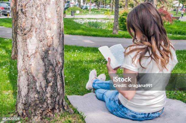 Cantik Muda Kaukasia Wanita Membaca Buku Di Luar Ruangan Foto Stok ... Cantik Muda Kaukasia Wanita Membaca Buku Di Luar Ruangan Foto Stok ...