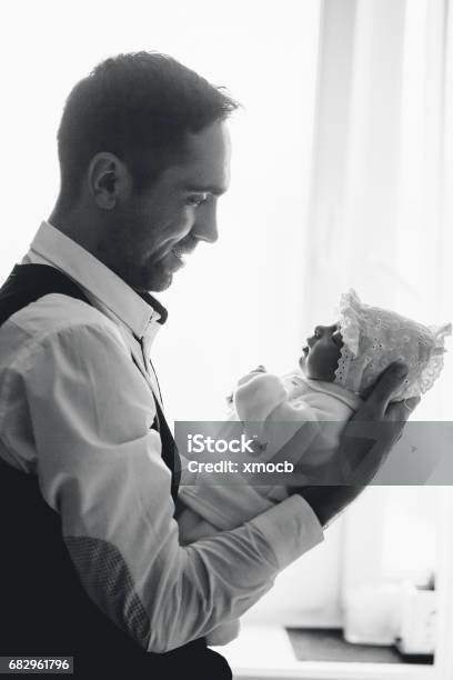Ayah Tampan Yang Penuh Kasih Bahagia Menggendong Putrinya Yang Baru