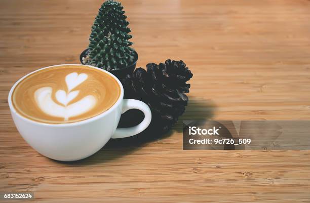Kopi Dalam Cangkir Putih Dan Kaktus Di Atas Meja Kayu Foto Stok Unduh