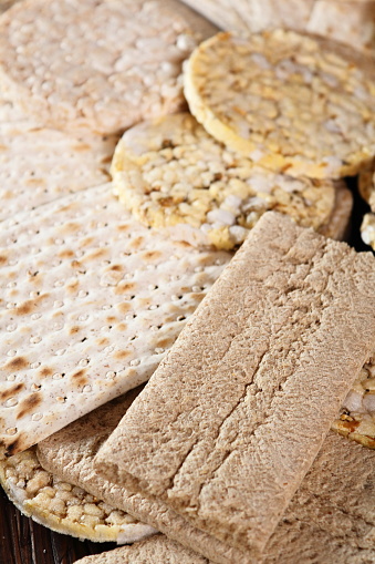 Crispbread의 다른 종류입니다 쌀 케이크 옥수수 가겠다고 그리츠 호 밀 Crispbread 쌀 주식에 대한 스톡 사진 및