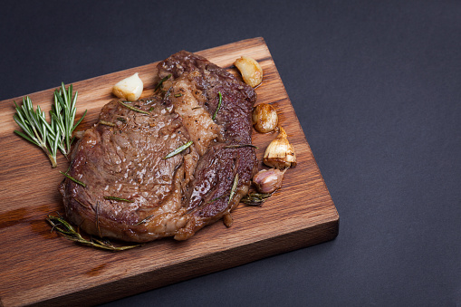 Steak Ribeye Panggang Dari Daging Sapi Marmer Dengan Rempahrempah Di