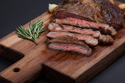 Steak Ribeye Panggang Dari Closeup Daging Sapi Marmer Dengan