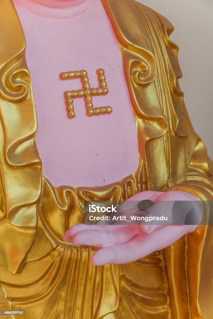 Photo Libre De Droit De Sculpture De Guanyin Avec Croix Gammée Dans La