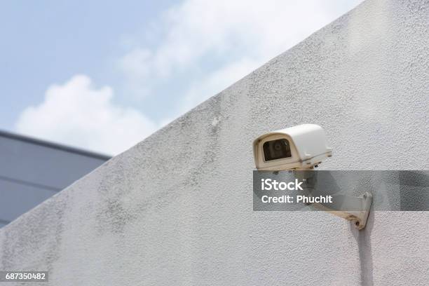 Cctv 카메라는 콘크리트 벽에 부착 합니다 감시에 대한 스톡 사진 및 기타 이미지 감시 거리 건물 외관 Istock