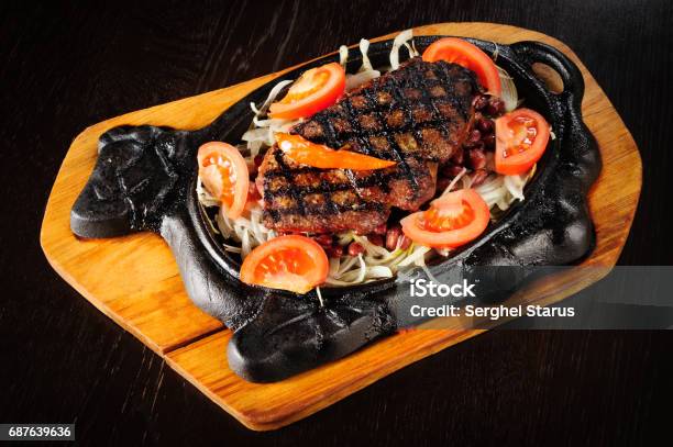 Steak Daging Sapi Dengan Hiasan Kacang Merah Foto Stok Unduh Gambar