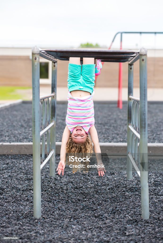 Mädchen Kopfüber Am Klettergerüst Auf Spielplatz Stockfoto Und Mehr