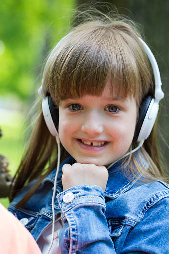 Gadis Kecil Yang Lucu Mendengarkan Musik Dan Menikmati Taman Foto Stok ... Gadis Kecil Yang Lucu Mendengarkan Musik Dan Menikmati Taman Foto Stok ...