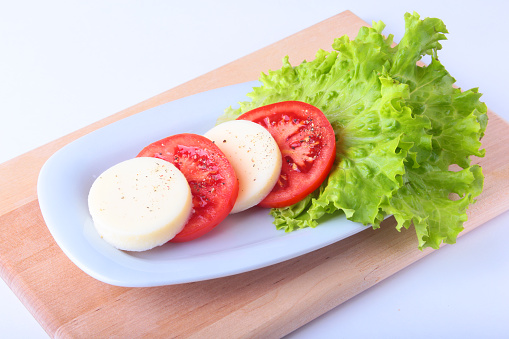 Bagian Dari Mozzarella Dengan Tomat Daun Selada Dan Balsamic Berpakaian