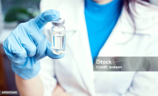 Botol Obat Untuk Injeksi Di Tangan Telapak Tangan Dokter Foto Stok