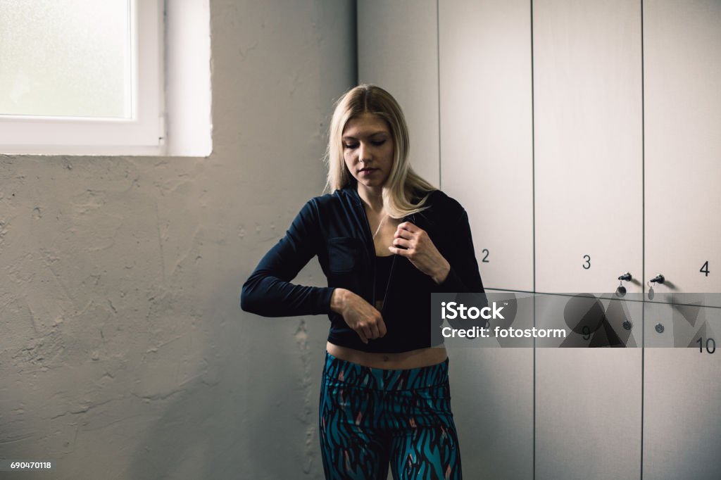 Photo Libre De Droit De Elle Se Déshabille Dans Le Vestiaire De Femme