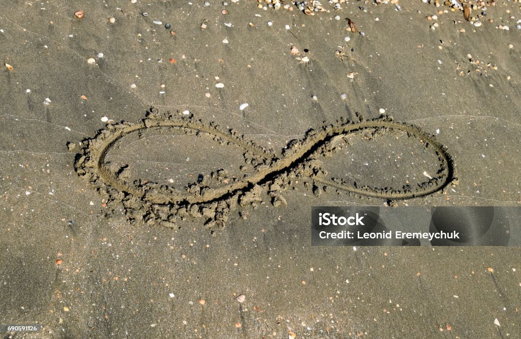Photo Libre De Droit De Le Signe De Linfini Sur La Mer Coastal Sable