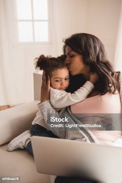 Ibu Menggunakan Laptop Sambil Memeluk Dan Mencium Putri Kecil Yang Lucu