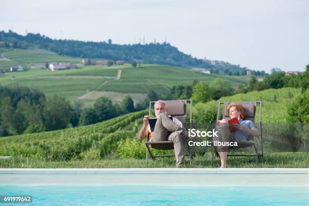 Langhe 지역 피에몬테 이탈리아의 가족 휴가 수영장 하 여 휴식 농장체험관광에 대한 스톡 사진 및 기타 이미지 농장체험
