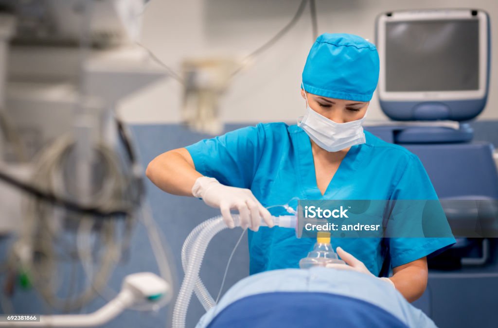 Photo Libre De Droit De Linfirmière De Mettre Masque À Oxygène Au