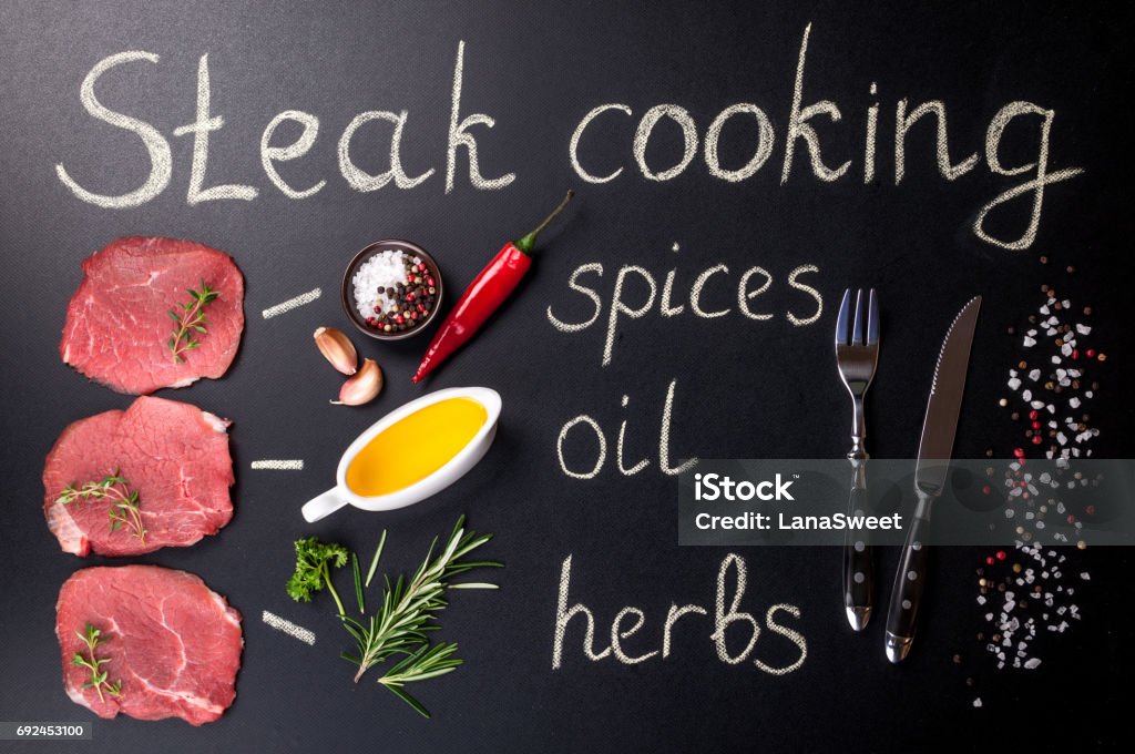 Steak Daging Sapi Mentah Di Papan Tulis Dengan Rosemary Cabai Dan