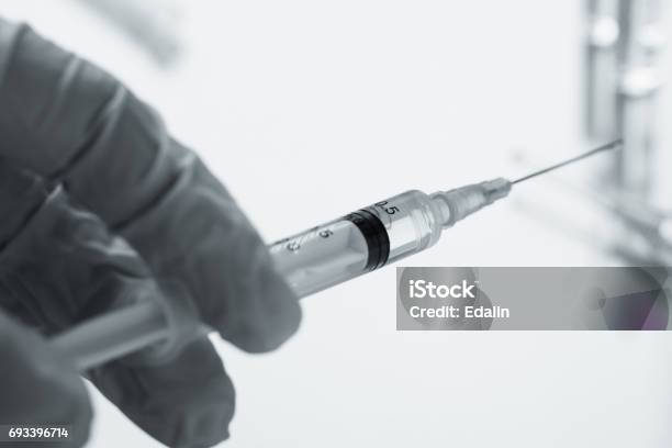 Dokter Memegang Jarum Suntik Dengan Suntikan Transparan Closeup Foto ... Dokter Memegang Jarum Suntik Dengan Suntikan Transparan Closeup Foto ...