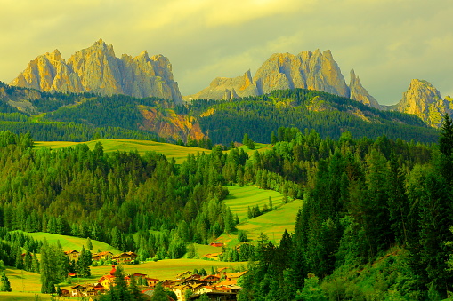 Dolomites 골드 일몰 장엄한 파노라마 이탈리아 티 롤 알프스 산맥에서 목가적인 알파인 빌리지 0명에 대한 스톡 사진 및
