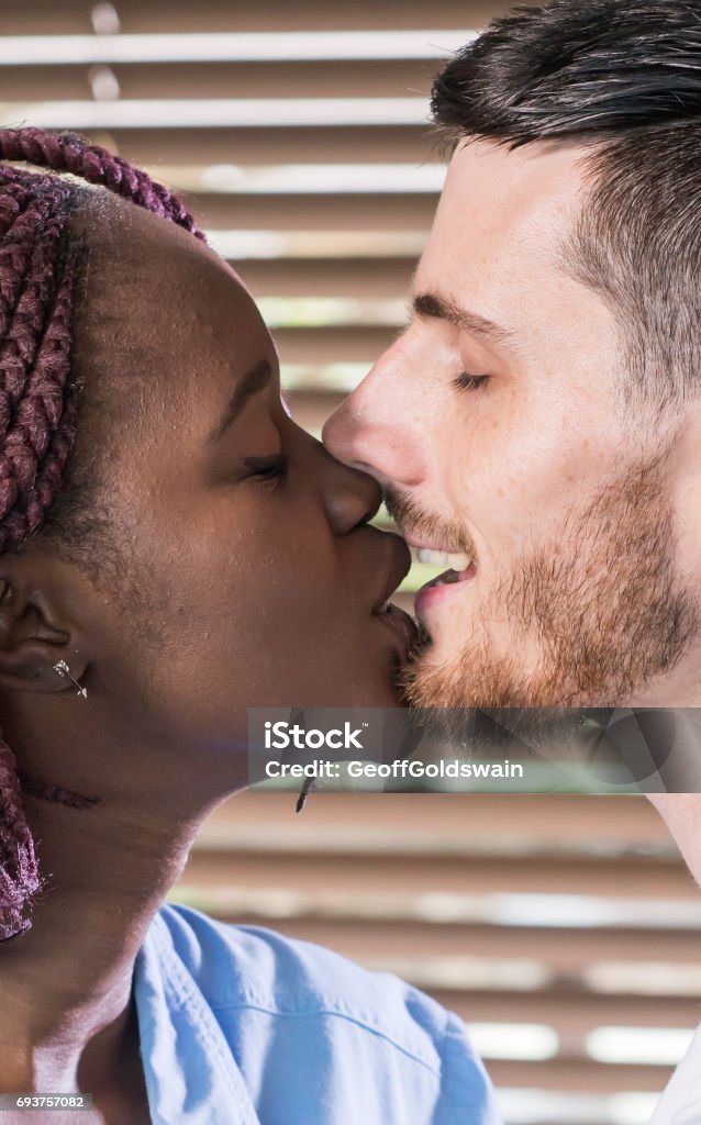 Photo Libre De Droit De Épris De Race Mixte Couple Sembrassant Dans La