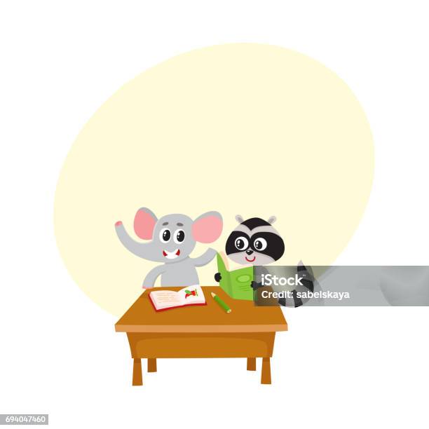 Karakter Siswa Gajah Dan Rakun Lucu Duduk Di Meja Sekolah Ilustrasi