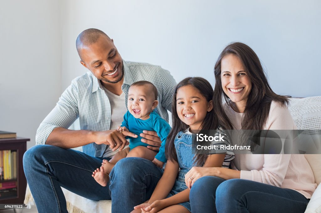 Selamat Berbahagia Keluarga Multietnis Di Sofa Foto Stok - Unduh Gambar ... Selamat Berbahagia Keluarga Multietnis Di Sofa Foto Stok - Unduh Gambar ...