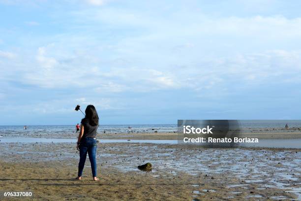 Laiya 산 후안 Batangas 필리핀5 월 28 일 2017 여자 시간 여름 휴가 하얀 모래 해변 썰 Selfie 복용에