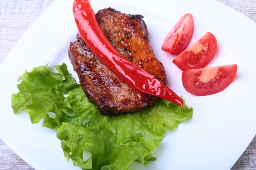 Steak Daging Panggang Dan Cabai Dengan Tomat Daun Selada Di Atas Piring