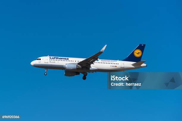Lufthansa에 어 버스 320은 마드리드 바라 하 스 공항에 착륙 개인 비행기에 대한 스톡 사진 및 기타 이미지 개인