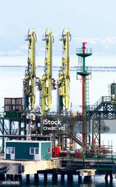 Lng 터미널의 세부 사항 액화천연가스에 대한 스톡 사진 및 기타 이미지 액화천연가스 공장 산업 건물 이탈리아 Istock