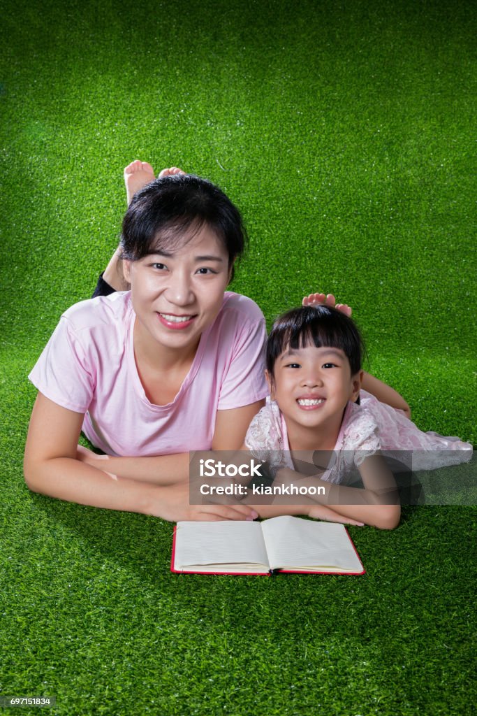 Ibu Dan Putri Cina Asia Membaca Buku Foto Stok - Unduh Gambar Sekarang ... Ibu Dan Putri Cina Asia Membaca Buku Foto Stok - Unduh Gambar Sekarang ...
