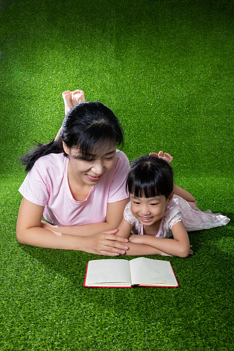 Ibu Dan Putri Cina Asia Membaca Buku Foto Stok - Unduh Gambar Sekarang ... Ibu Dan Putri Cina Asia Membaca Buku Foto Stok - Unduh Gambar Sekarang ...