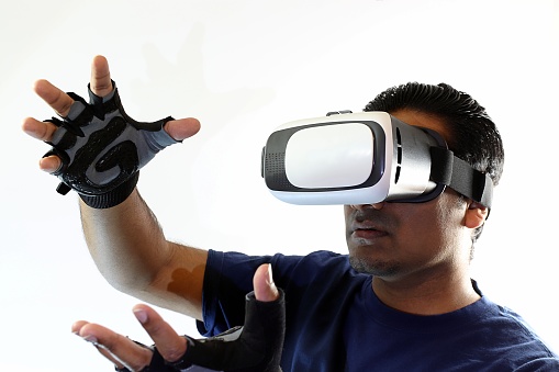 Pria Tampan Muda Mengenakan Kacamata Realitas Virtual Berdiri Dengan