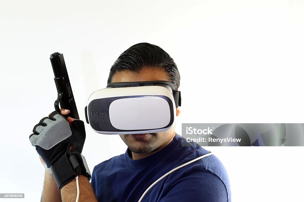 Pria Tampan Muda Mengenakan Kacamata Realitas Virtual Berdiri Dengan
