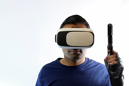 Pria Tampan Muda Mengenakan Kacamata Realitas Virtual Berdiri Dengan