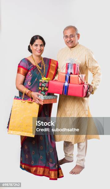 Pasangan Senior India Memegang Tas Belanja Dan Kotak Hadiah Dan Berdiri ... Pasangan Senior India Memegang Tas Belanja Dan Kotak Hadiah Dan Berdiri ...