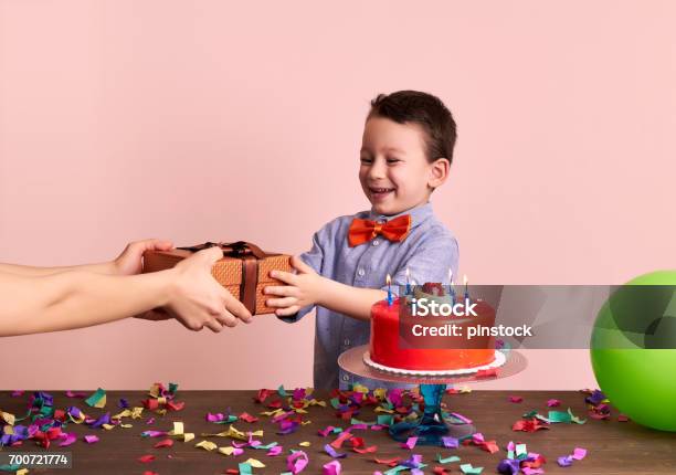 Anak Ulang Tahun Mendapat Hadiah Foto Stok - Unduh Gambar Sekarang ... Anak Ulang Tahun Mendapat Hadiah Foto Stok - Unduh Gambar Sekarang ...