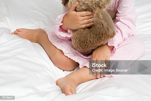 여자아이 껴안기 테디 베어 아이에 대한 스톡 사진 및 기타 이미지 아이 어린 시절 침대 Istock