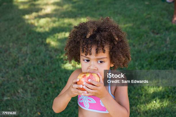소녀 수영복 식사 사과나무 In 발착장 사과에 대한 스톡 사진 및 기타 이미지 사과 아이 4 5세 Istock