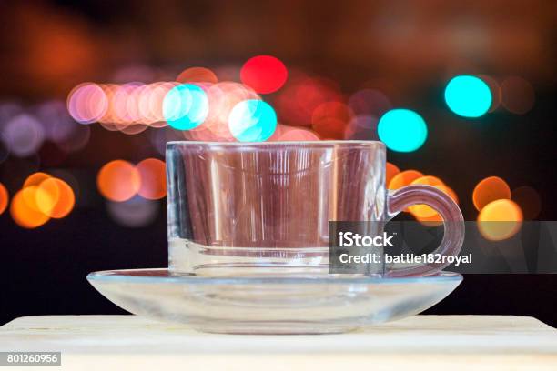 Bokeh 배경에 커피 유리 컵 0명에 대한 스톡 사진 및 기타 이미지 0명 갈색 나무 Istock