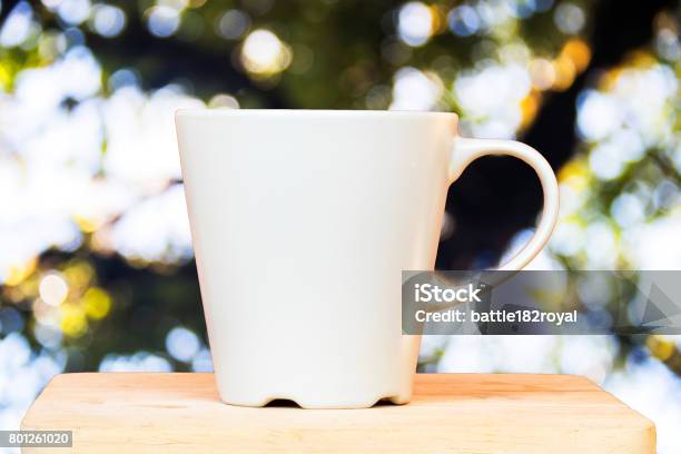 Bokeh에 커피 한잔 배경 흐림 0명에 대한 스톡 사진 및 기타 이미지 0명 갈색 계절 Istock