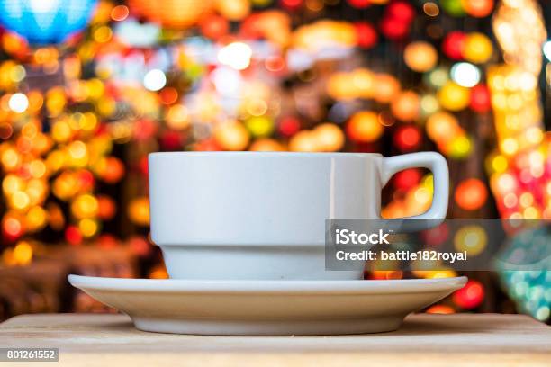 Bokeh 배경에 커피의 흰색 컵 0명에 대한 스톡 사진 및 기타 이미지 0명 갈색 나무 Istock