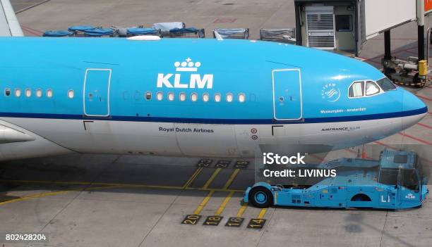 Runwayschiphol 공항에 Klm 왕 네덜란드 항공 비행기를 견인 Pushback 트랙터와 지상 스튜 어디 스 Klm에