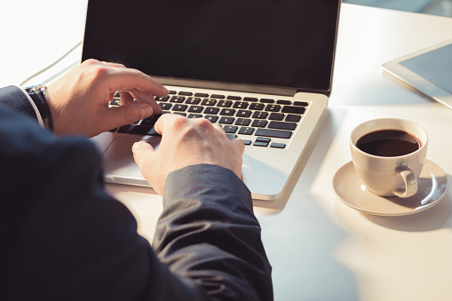Memotong Bidikan Pengusaha Yang Mengetik Di Laptop Dengan Layar Kosong ... Memotong Bidikan Pengusaha Yang Mengetik Di Laptop Dengan Layar Kosong ...