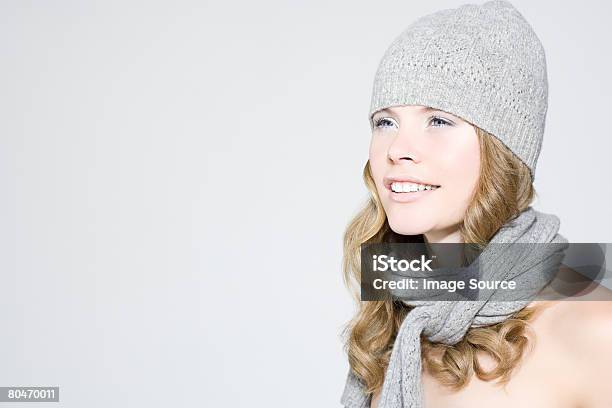 여자 입고 모자 스카프 겨울에 대한 스톡 사진 및 기타 이미지 겨울 니트 모자 먼 곳을 바라봄 Istock