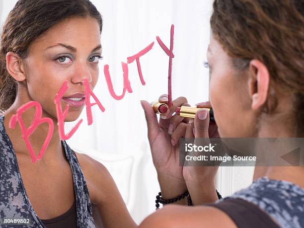 A Teenage Girl Writing Beauty On A Mirror In Lipstick Foto Stok - Unduh ... A Teenage Girl Writing Beauty On A Mirror In Lipstick Foto Stok - Unduh ...