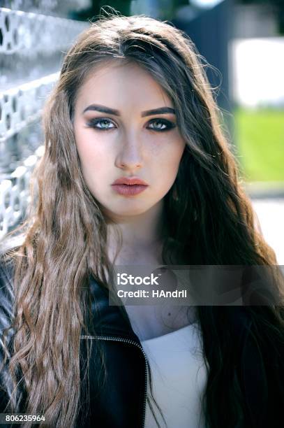 Photo Libre De Droit De Portrait Dune Jeune Fille Belle Contre Un Métal